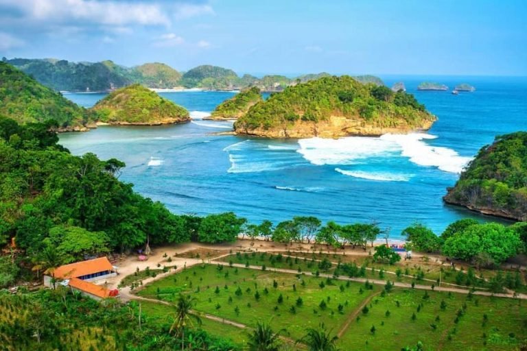 √ Pantai Teluk Asmoro: Review & Harga Tiket Masuk 2026