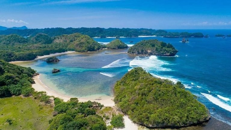 √ Pantai Teluk Asmoro: Review & Harga Tiket Masuk 2026