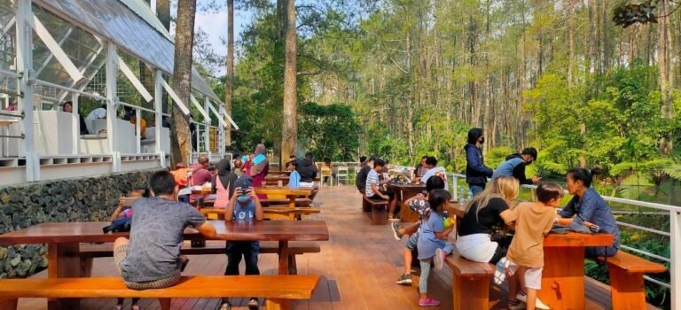 √ Warung Kopi Gunung Cikole: Review & Harga Menu 2026